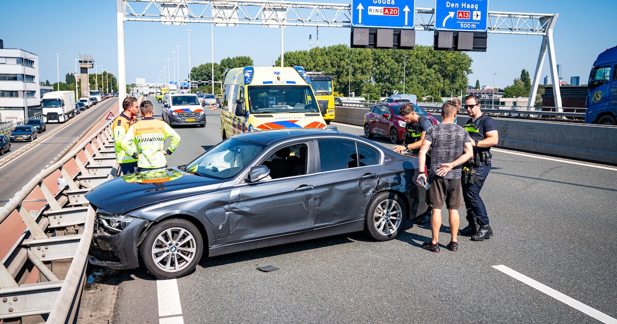Auto botst op vangrail langs A20, twee rijstroken richting Hoek van Holland dicht en halfuur ...