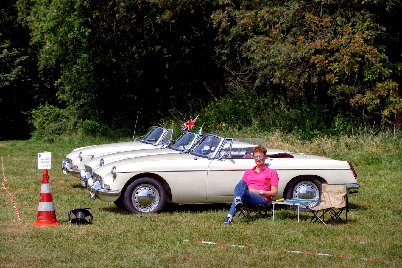 Blije gezichten en hardwerkende deelnemers tijdens Autojumble Waalwijk ...