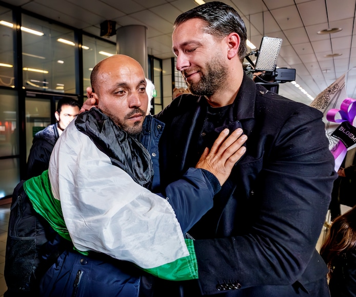 Abed terug op Nederlandse bodem na de hel van Gaza: ‘Ik ben 16 maanden ...