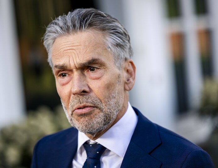 Minister Faber wil niet met de pers praten, dus geeft Schoof uitleg: ‘Het is een afweging die ze ...