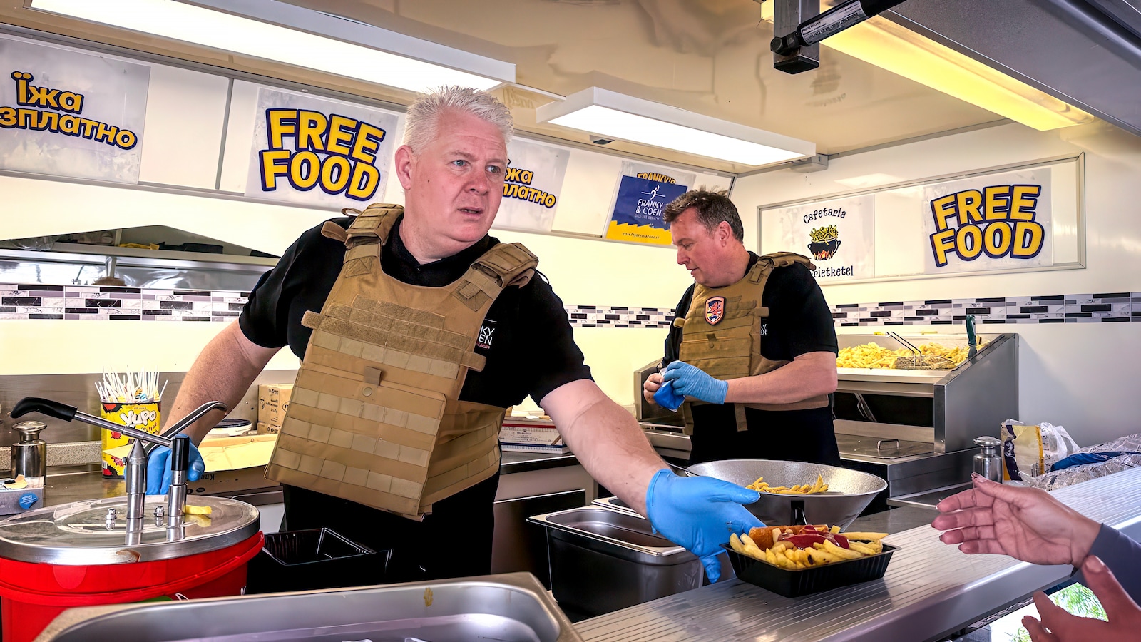 Frietbakkers Franky en Coen op Meimarkt in Huissen | Foto | AD.nl