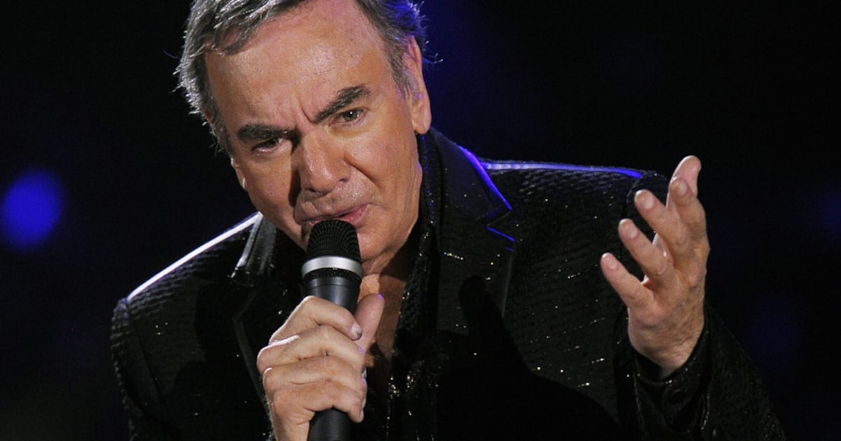 Neil Diamond (70) tongzoent 45 seconden lang met fan | Muziek | AD.nl