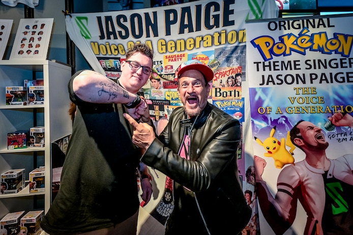 Pokémonzanger Jason Paige lokt hordes fans naar opening Fanworld ...