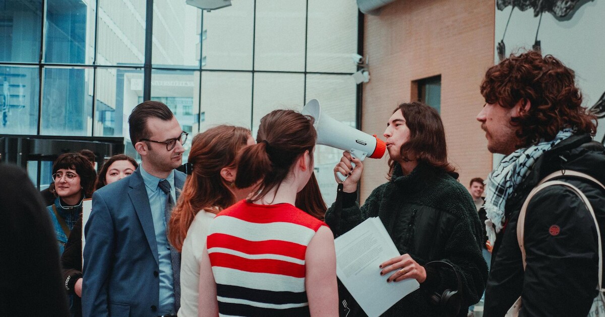 Protest bij interview militaire Navo-baas op universiteit Amsterdam ...