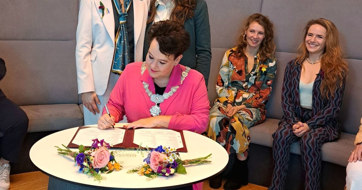 Na oproep tijdens Pride stapt Utrechts stel in huwelijksbootje mét ...
