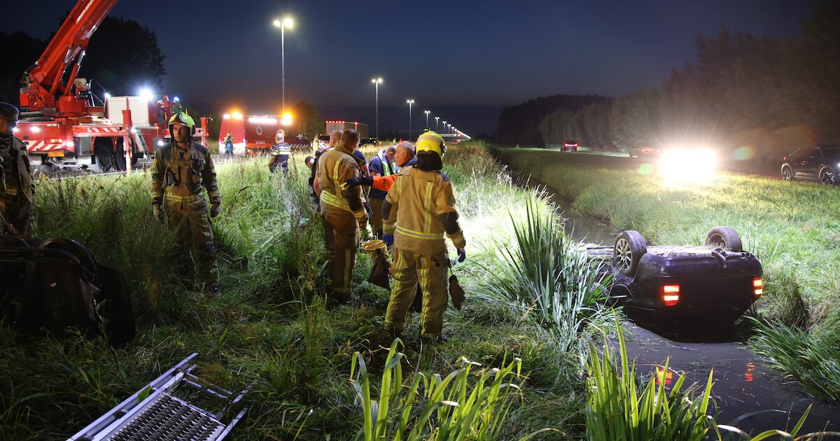 Auto belandt ondersteboven in greppel: voorbijgangers schieten te hulp ...