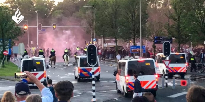 Rechtbank straft 21 relschoppers die politie bij stadion Galgenwaard bekogelden en in nauw ...