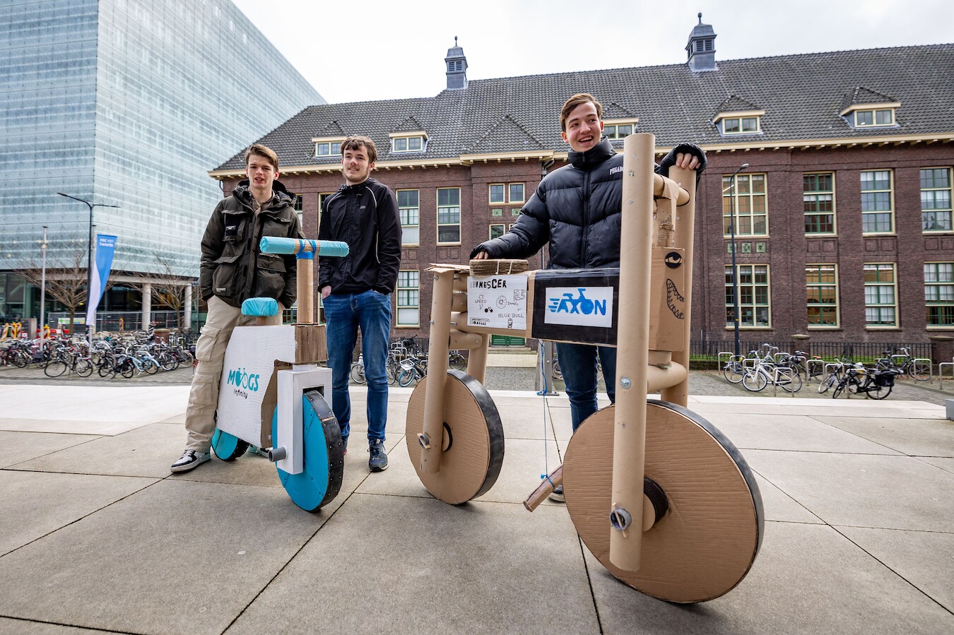 ‘Gait’ uit Rijssen maakt eerste meters op zijn kartonnen fiets: ‘Nu op ...