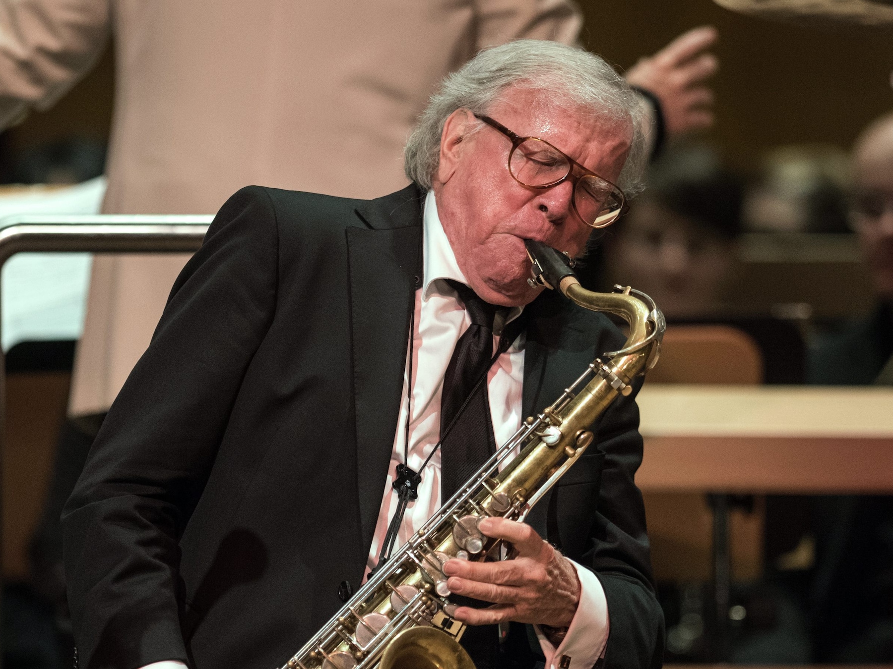 Máxima straalt naast ‘ingetogen’ geklede dochters met hoofddeksel ...