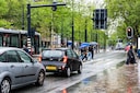 De regen is een zegen voor voetgangers op de Coolsingel: ‘Anders word ...