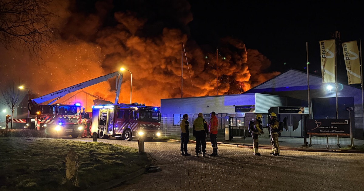 Grote brand in bedrijfspand in Medemblik, mogelijk asbestdeeltjes in de ...