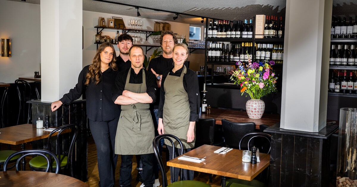 Buiten parkeer je tussen Porsches, BMW's en Mercedessen, binnen is ook ...