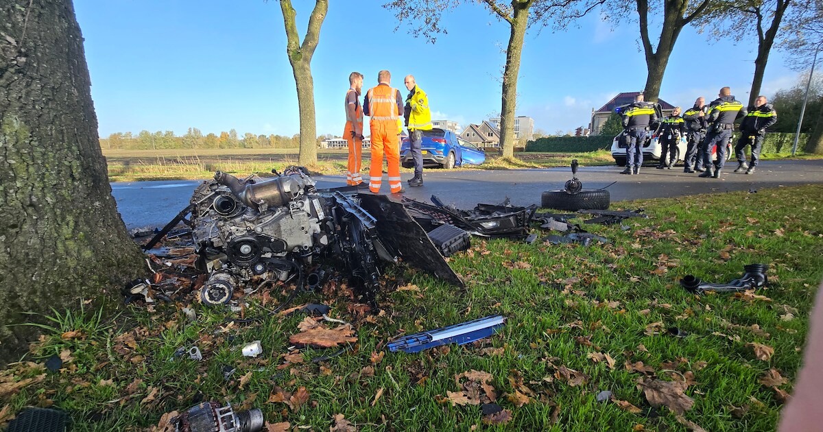 Auto verliest motorblok door harde klap tegen boom bij Havelte, bestuurder naar het ziekenhuis ...