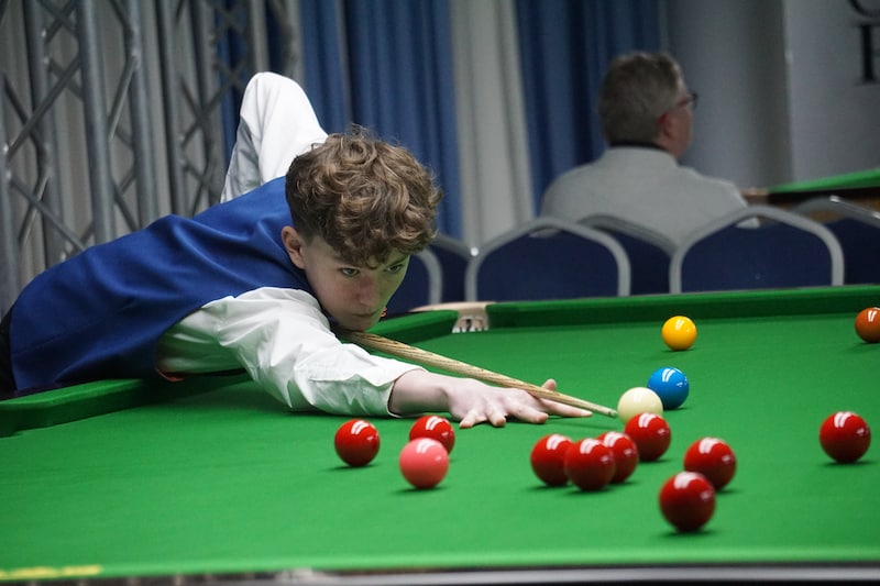 Dit 13-jarige snookertalent maakte ooit een tafel van karton en pennen ...