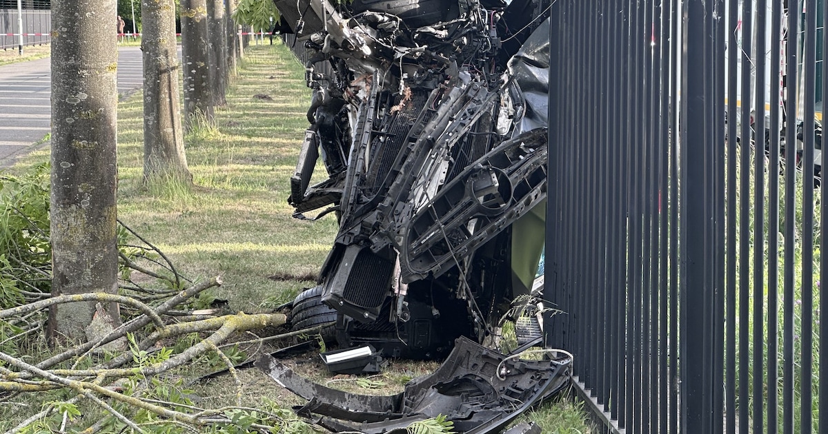 Auto verwoest bij ongeval in Breda: voertuig belandt in hekwerk ...