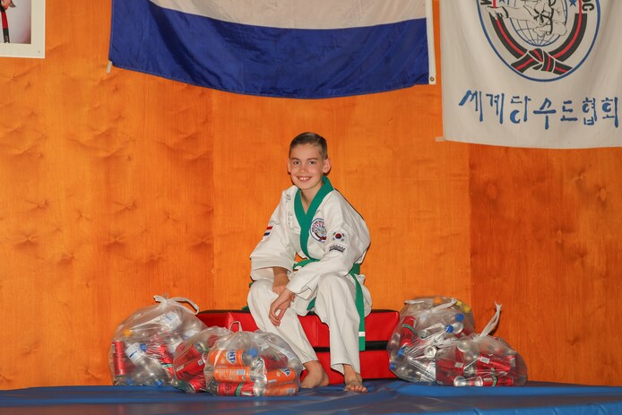 Als Noah (11) wordt gepest doet zijn vader hem op tang soo do, nu ...