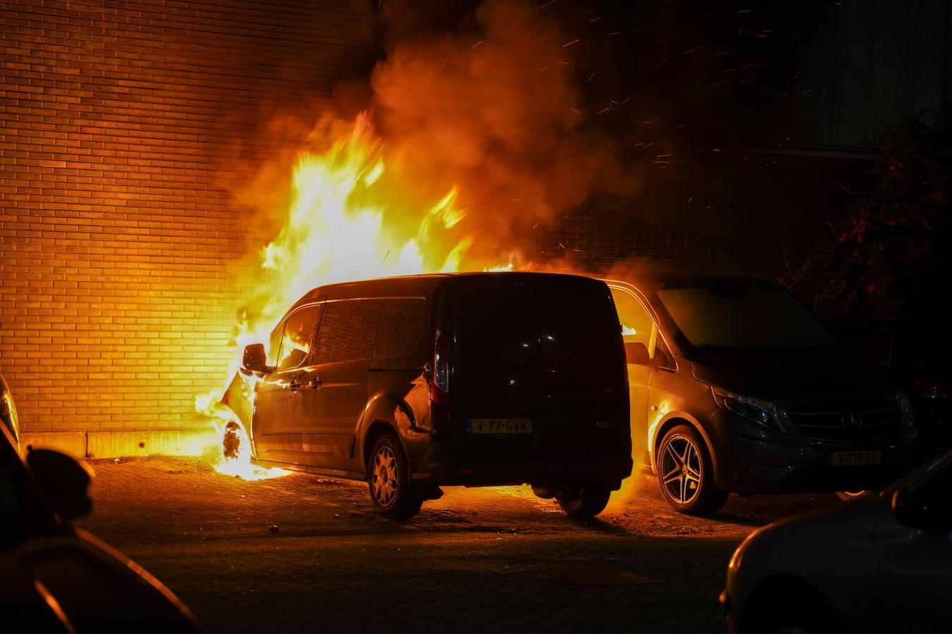 Burgemeester Mol: ‘Wie laat zijn kind ’s nachts auto’s in de fik steken ...
