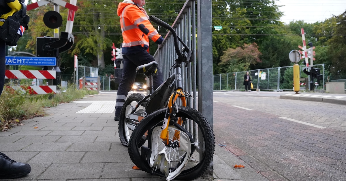 Meisje schrikt en laat fiets achter op overweg in Vught, trein rijdt er ...