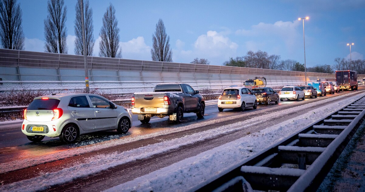 KNMI waarschuwt vanochtend voor gladde wegen door winterse buien en ...