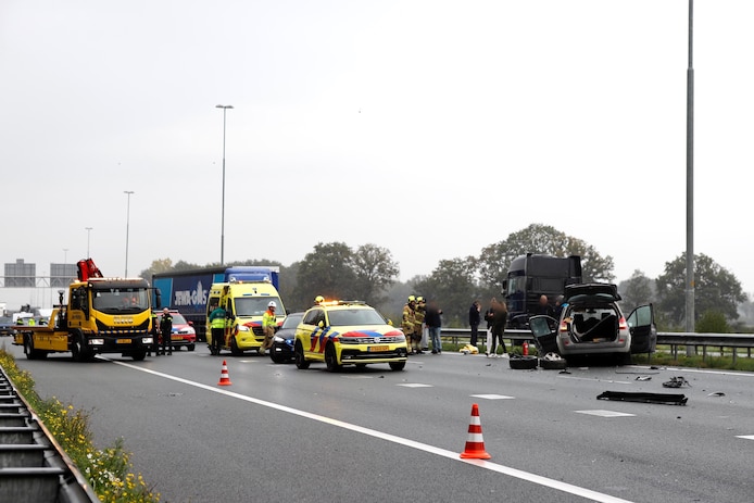 Ongeluk met spookrijder op A73: twee gewonden, rijbaan richting Venlo in spits nog afgesloten ...