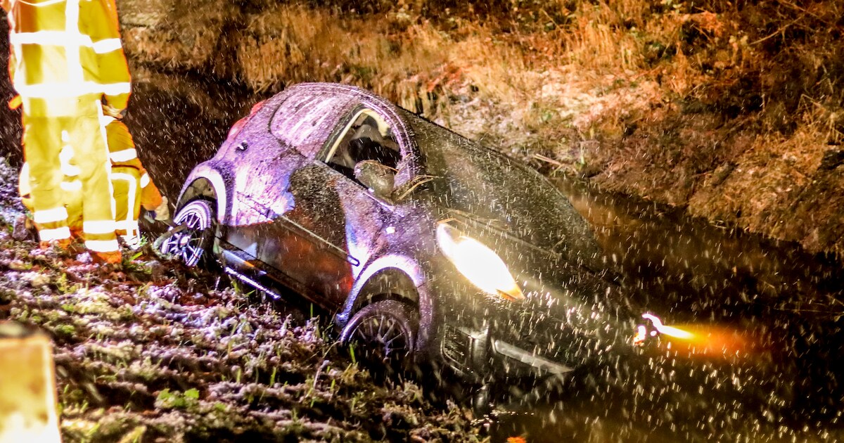 Automobiliste belandt in sloot tijdens sneeuwbui | Regio | AD.nl