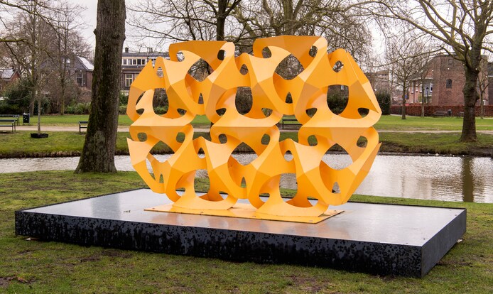 Beelden van Rinus Roelofs van Stationsplein naar het groene Prins ...