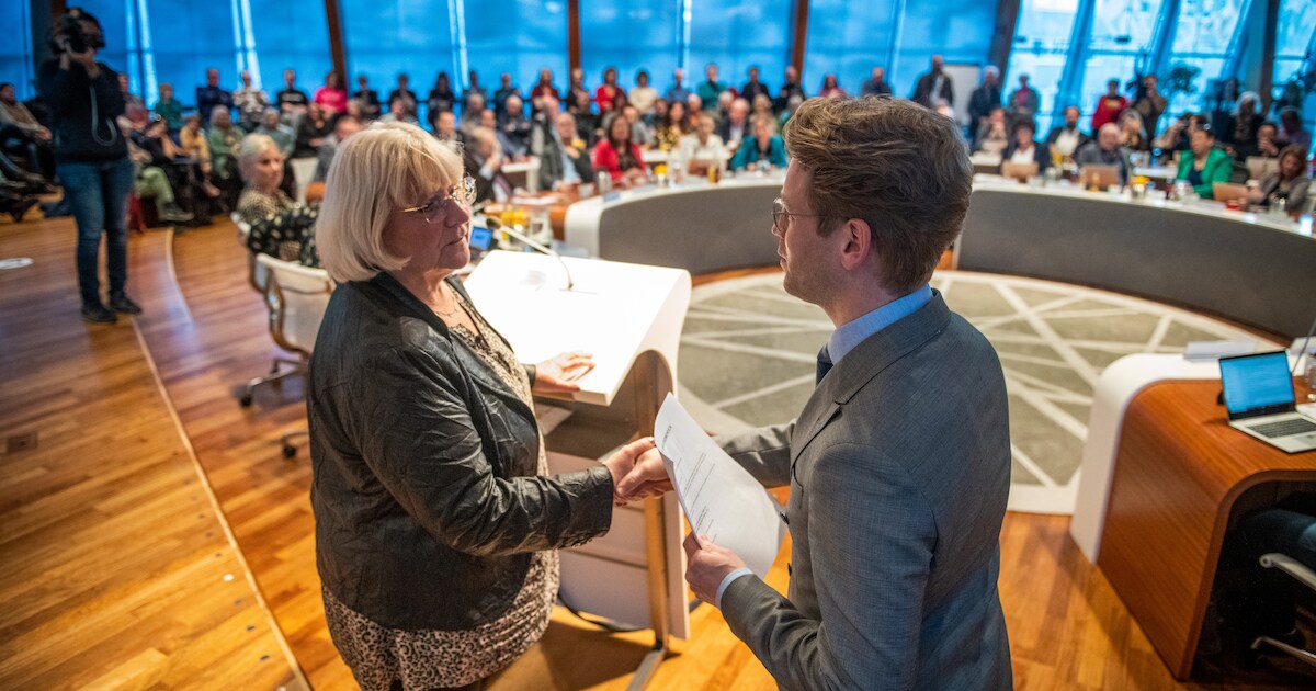 Boze bewoners trekken massaal naar het stadhuis, maar coalitie houdt poot stijf over ...