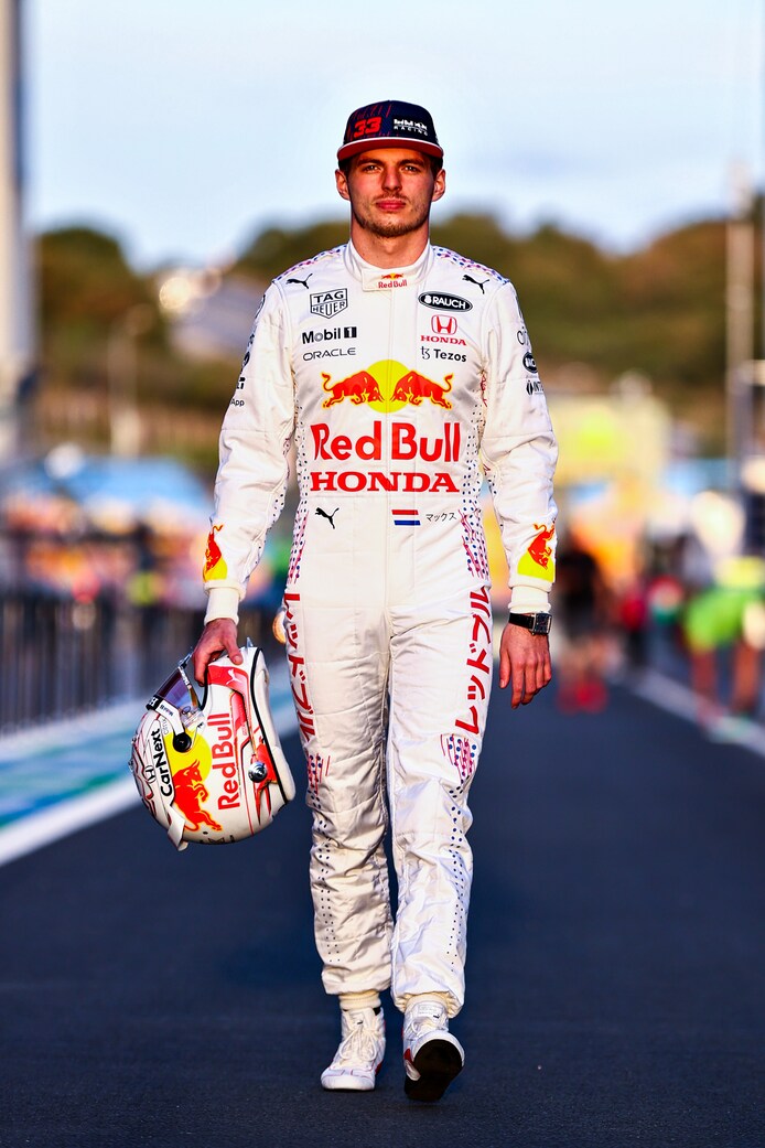 Dit is het nieuwe witte pak van Max Verstappen: ‘Hoop dat jullie de ...