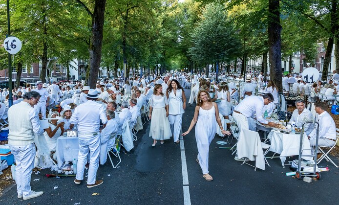 Volledig in het wit komen 1300 genodigden samen voor geheimzinnig diner op Maliebaan in Utrecht ...