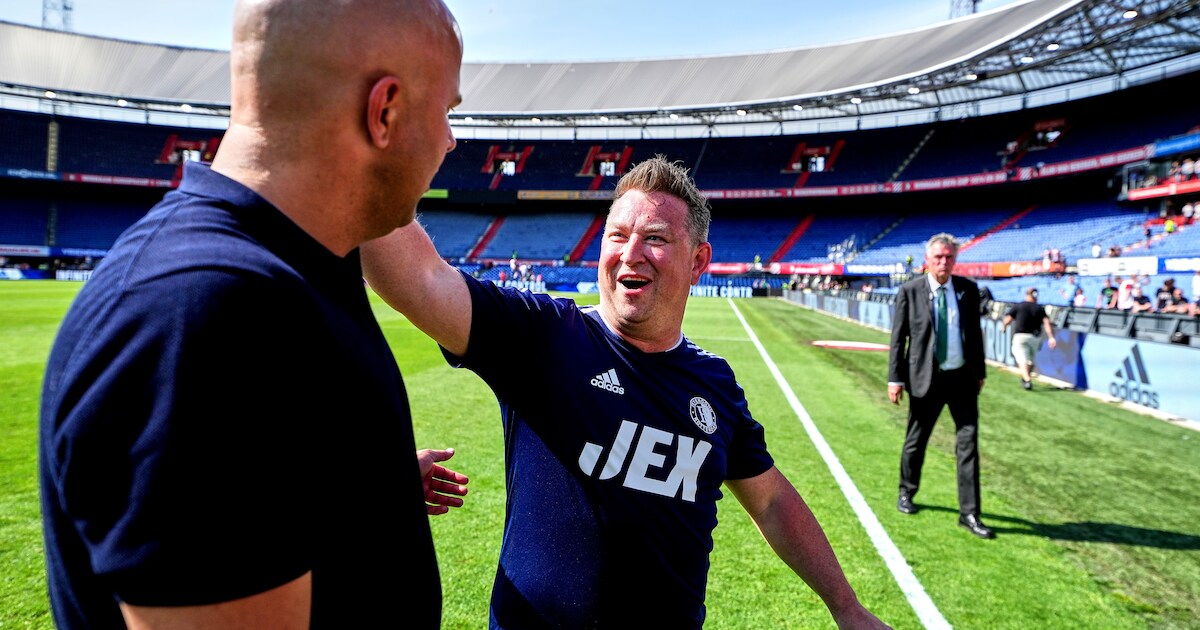 Zanger Kevin met onder de douche bedachte cupkraker ‘Tirana’ in de Kuip ...