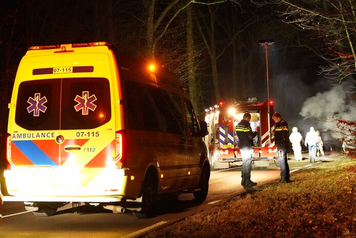 21-jarige komt om bij autocrash, voertuig vliegt in brand na botsing ...