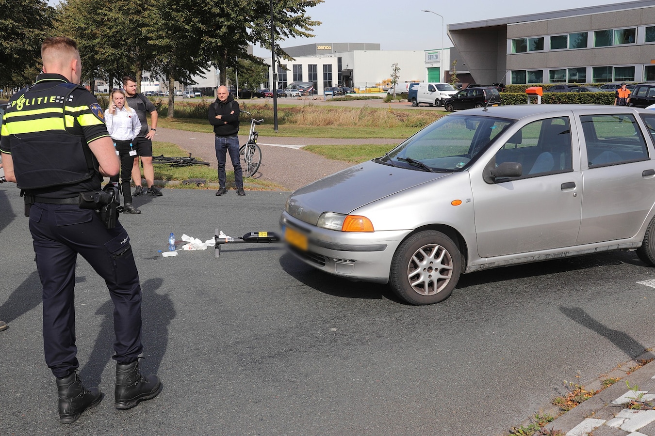 Man op elektrische step raakt gewond bij botsing met auto in Waalwijk ...