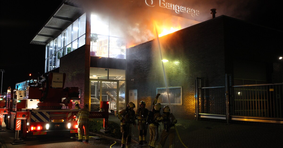Vlammend dak en gebarsten ruit bij grote brand in Mijdrecht | Woerden ...