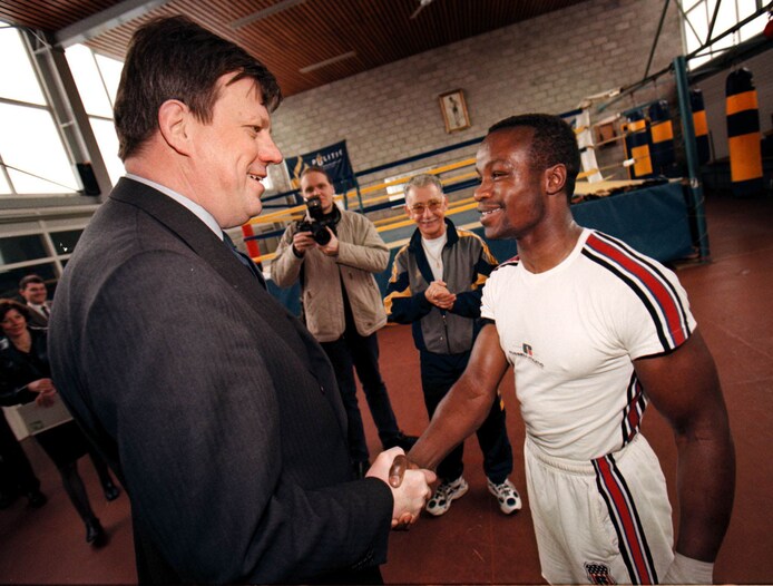 ‘Ome’ Jan (85) hielp Regilio Tuur met bokscarrière, nu dreigt hij ...