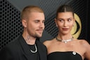 Justin Bieber tatoeëert gezicht van zijn vrouw Hailey op zijn rug en ...