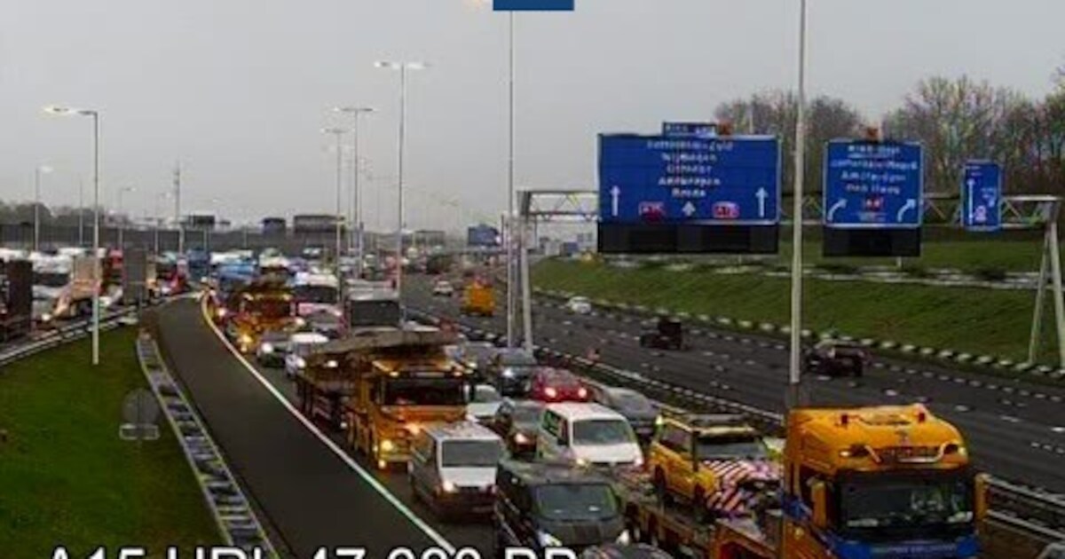Ruim een uur vertraging op A15 door wegwerkzaamheden | Rotterdam | AD.nl