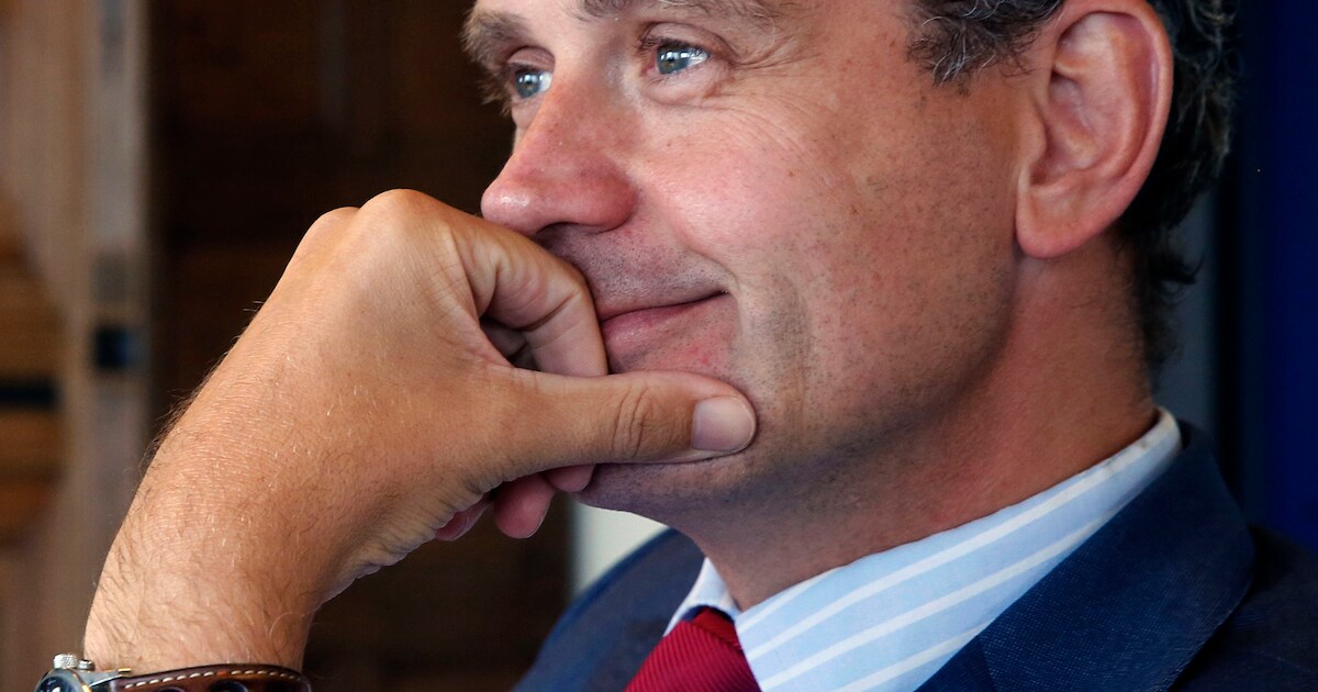 Burgemeester Kolff fan van Noble en dames van OG3NE hebben klapperende ...