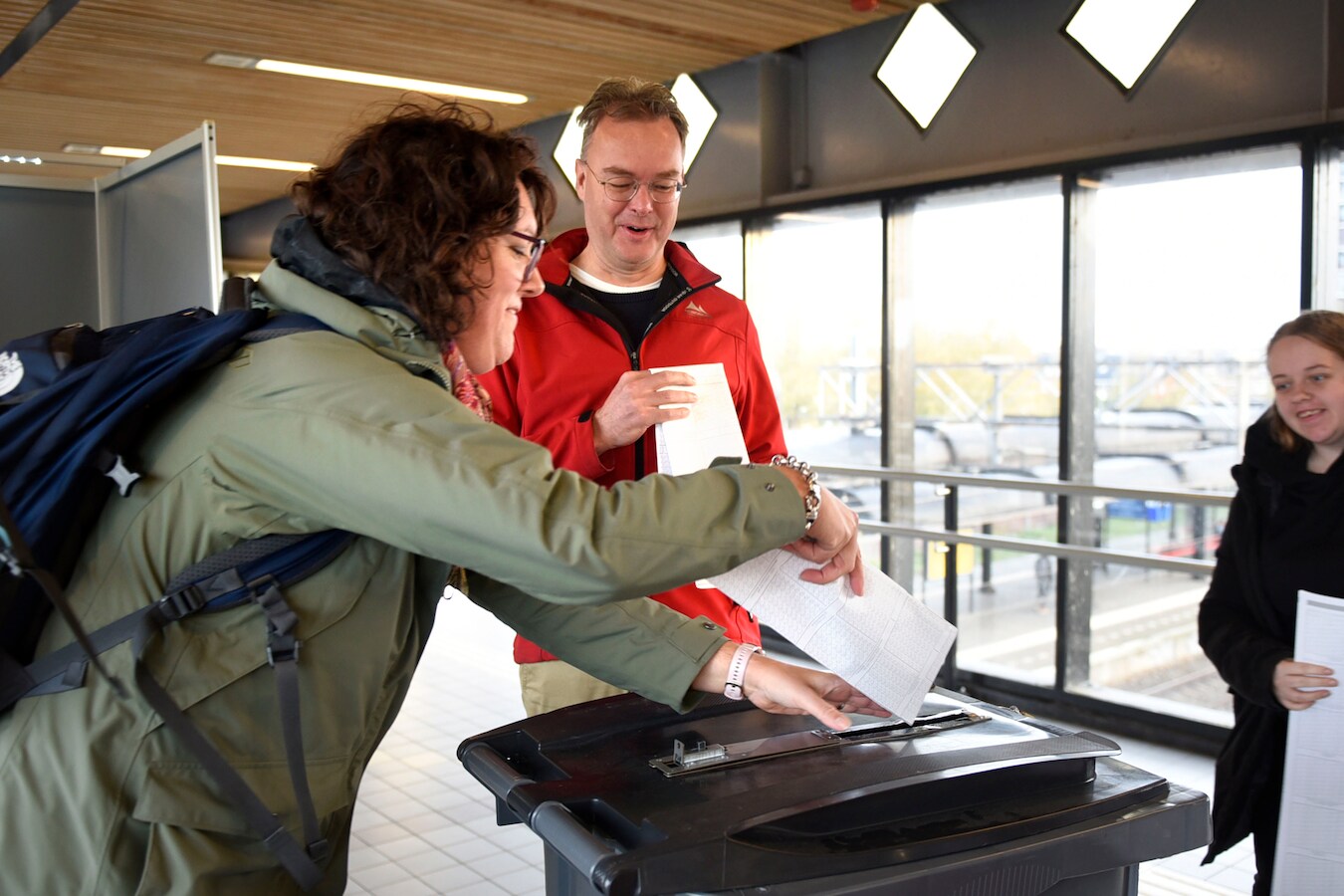 Geen spoortje stress of haast op stembureau voor forensen: ‘Toen we ...