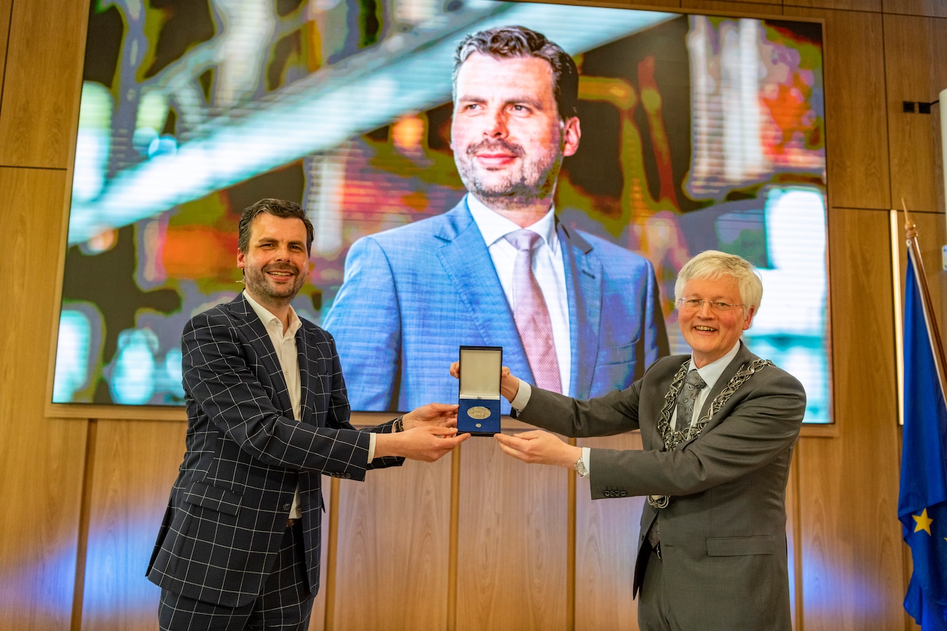 Wethouder De Vries zwaait af met Zilveren Erepenning en een laatste ...