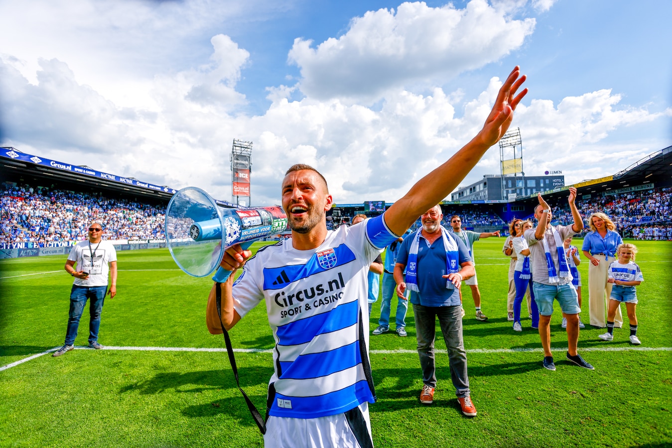 Bram van Polen kraakt ‘zijn’ schilderij in stadion PEC, kunstenaar vol ...