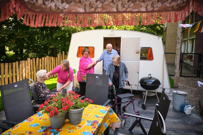 Aad (90), Jopie (87) en Astrid (80) hebben een camping bij hun ...