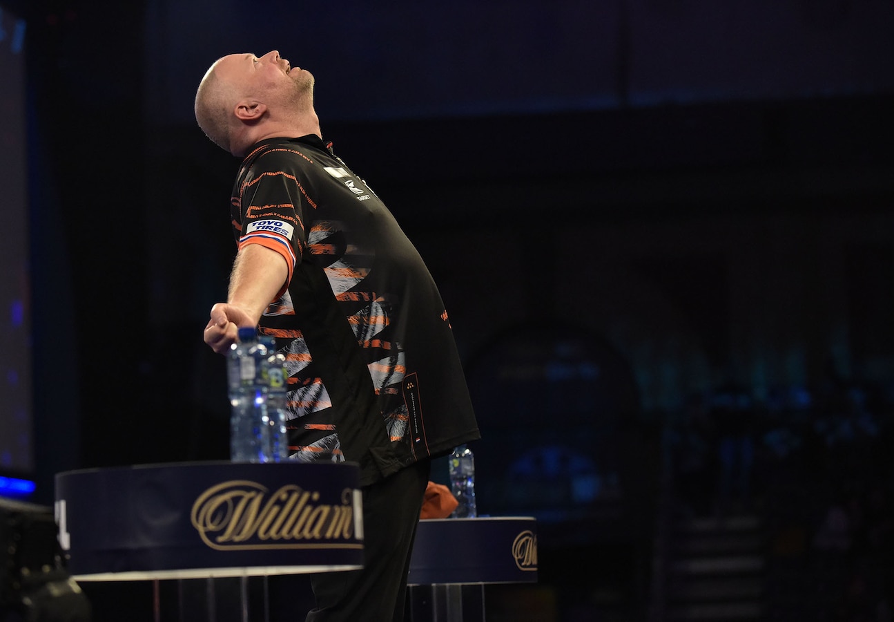 Raymond van Barneveld wint eenvoudig bij terugkeer op WK: ‘Oordopjes ...