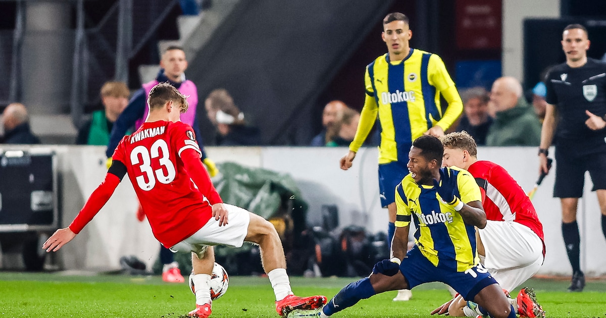Piepjong AZ swingt na rust voorbij Fenerbahçe, talent Kees Smit pakt ...