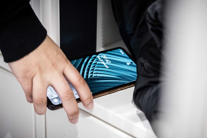 Mobieltjesverbod pakt goed uit volgens middelbare scholen: ‘Leerlingen gaan weer met elkaar in ...