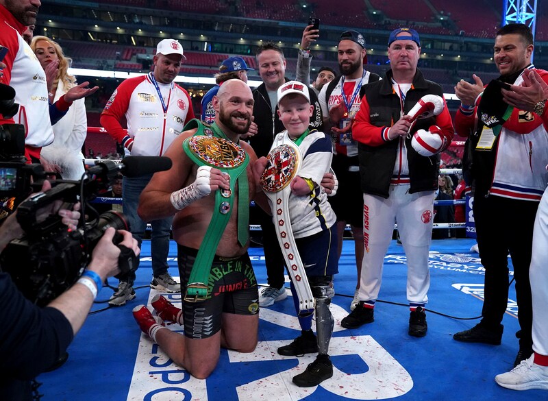 Hartverwarmend: Tyson Fury verrast jonge fan in boksring met belofte ...