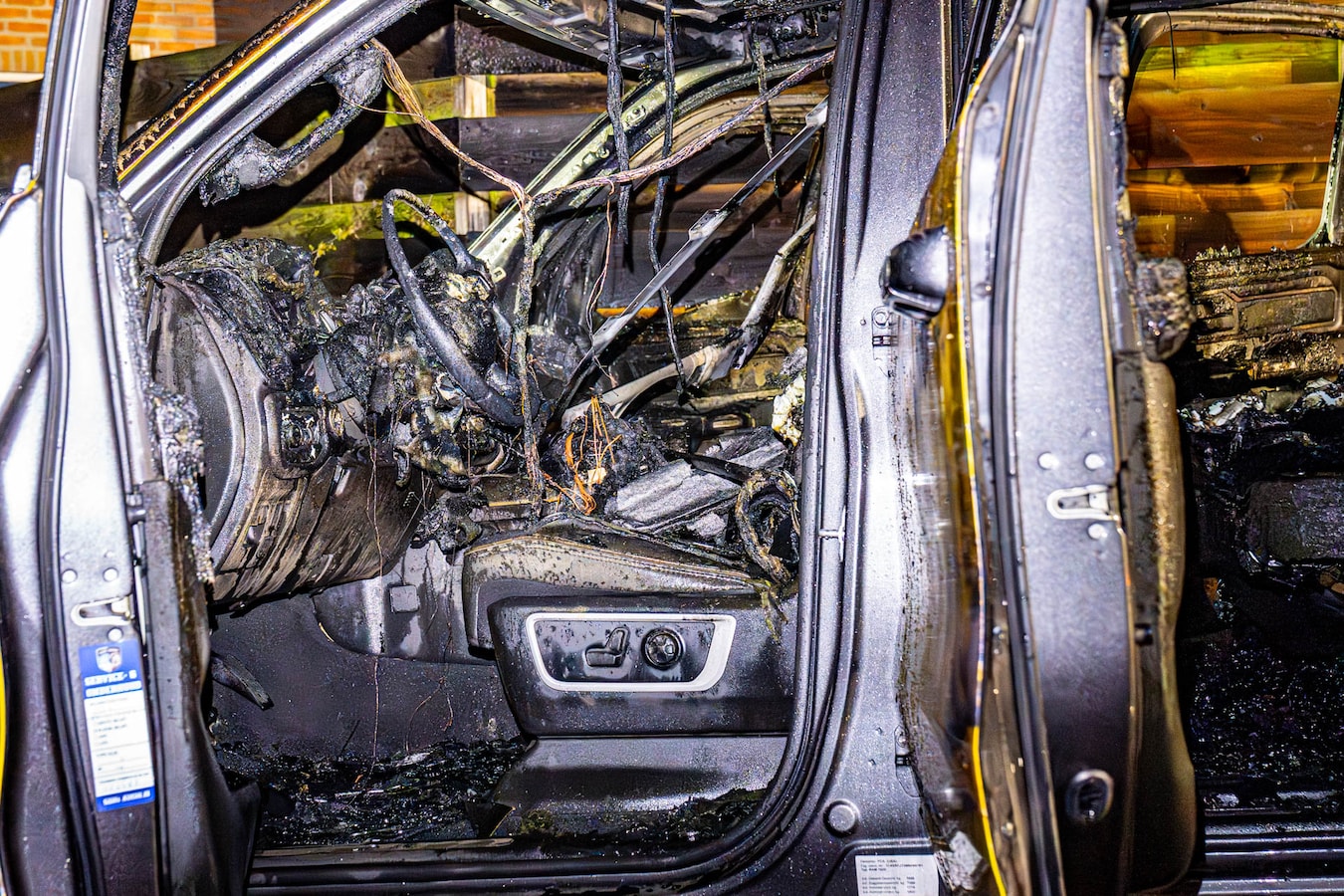 Weer auto in brand in Helmond: pick-up zwaar beschadigd | Foto | AD.nl
