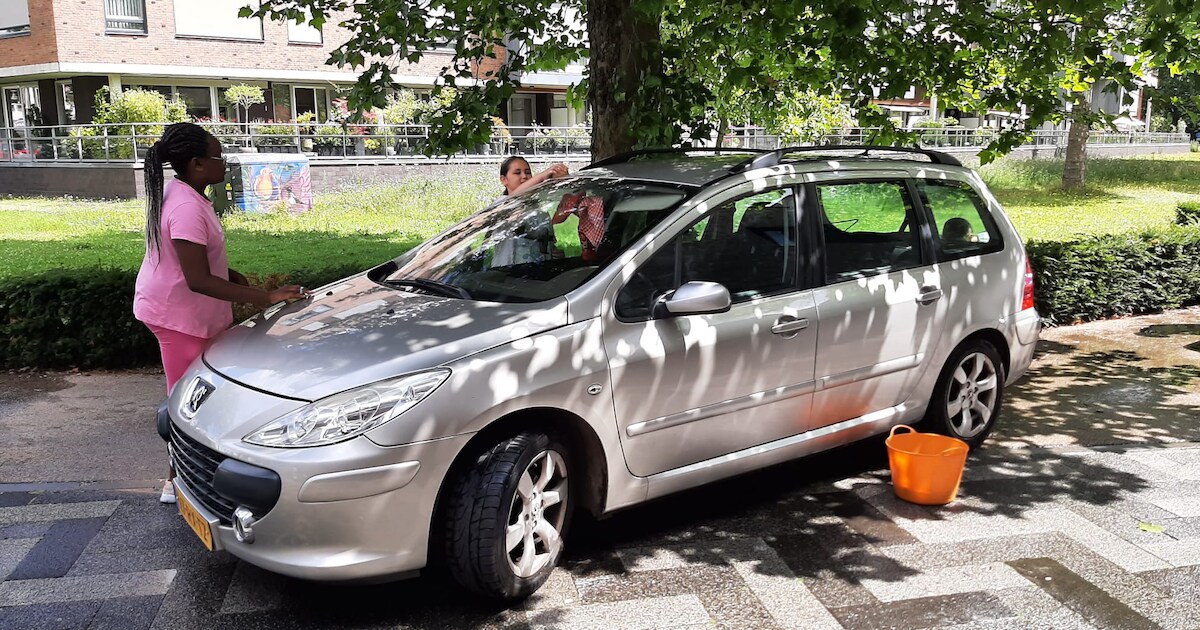 Weg met die ouderbijdrage: kinderen wassen auto's voor schooluitje ...