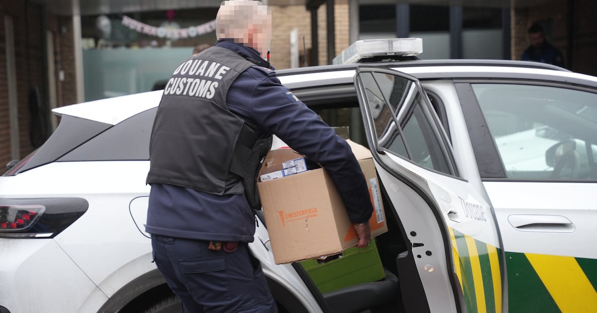 Douane doet onderzoek in Bunschoten: dozen vol sigaretten in beslag ...