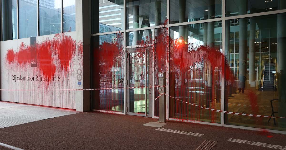 Ministerie van Buitenlandse Zaken beklad met rode verf, foto's uit Gaza ...