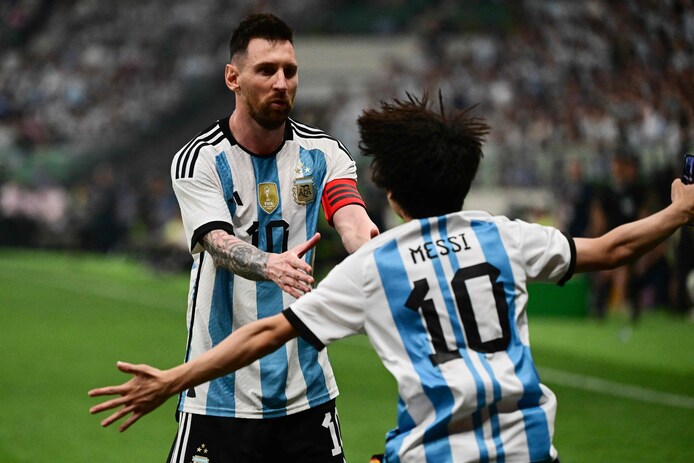 Lionel Messi maakt 70.000 Chinese fans dolgelukkig met prachtgoal tegen ...